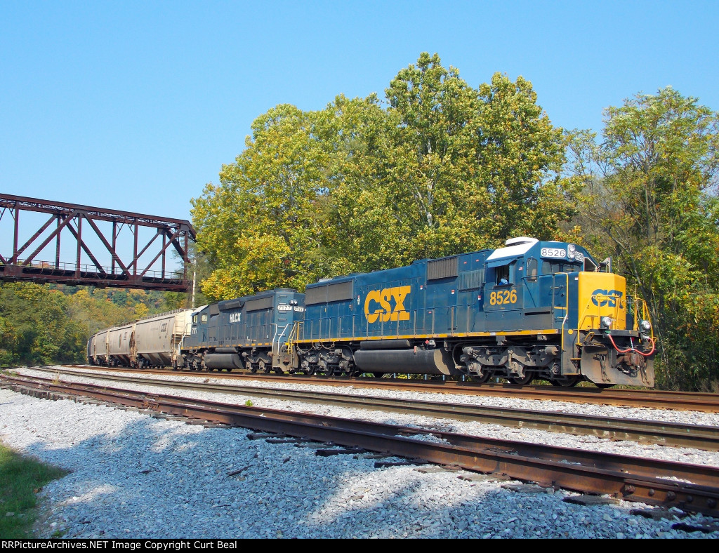 CSX 8526 and HLCX 7177